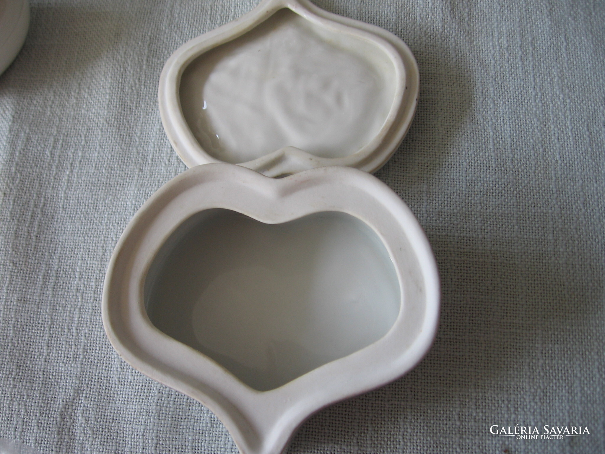 Szív alakú lüszteres porcelán ékszeres dobozka rózsaszín rózsákkal ...