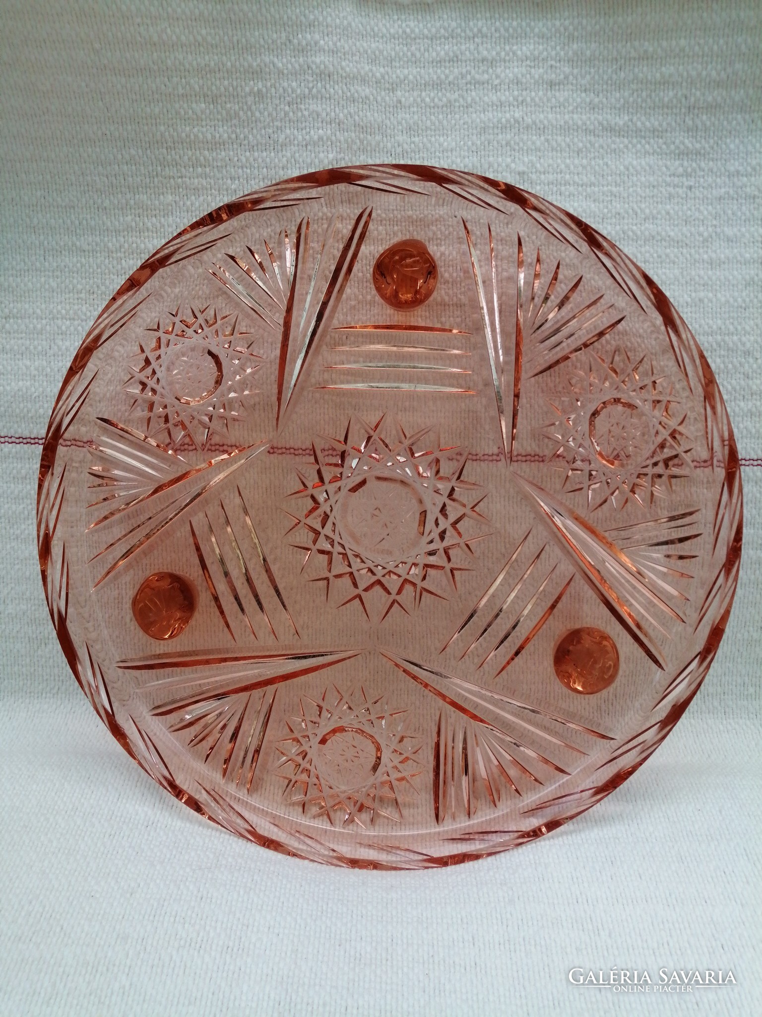 Lazac színű, 3 kis lábon álló asztali, kerek, üveg tál. Kínáló ...