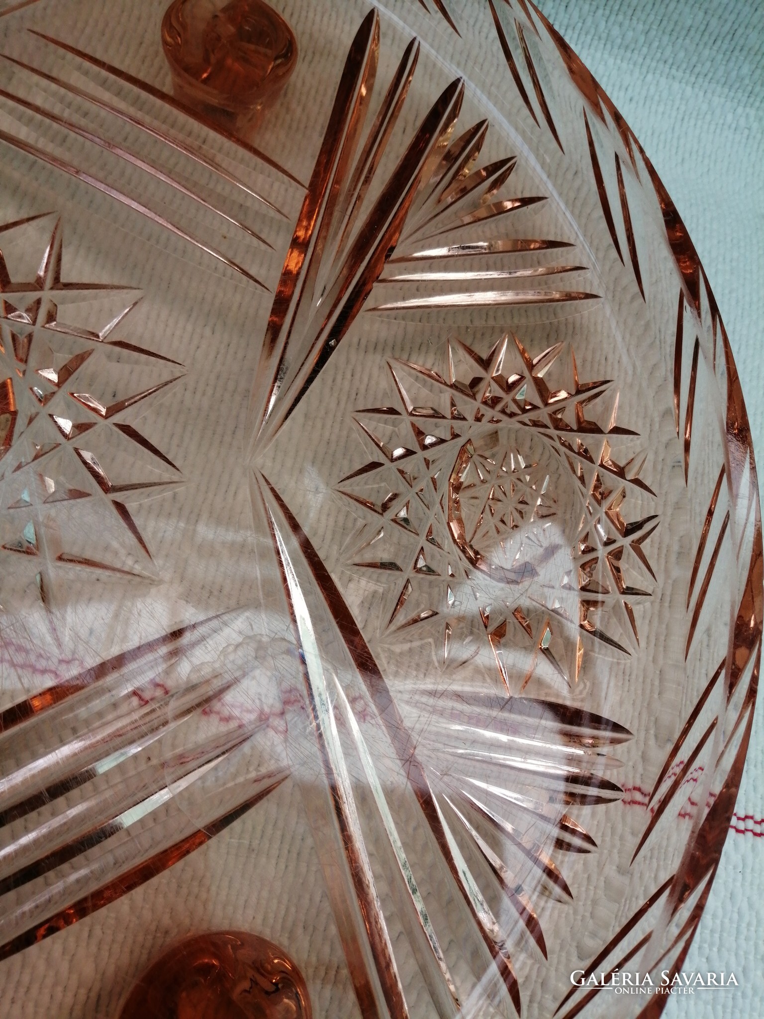 Lazac színű, 3 kis lábon álló asztali, kerek, üveg tál. Kínáló ...