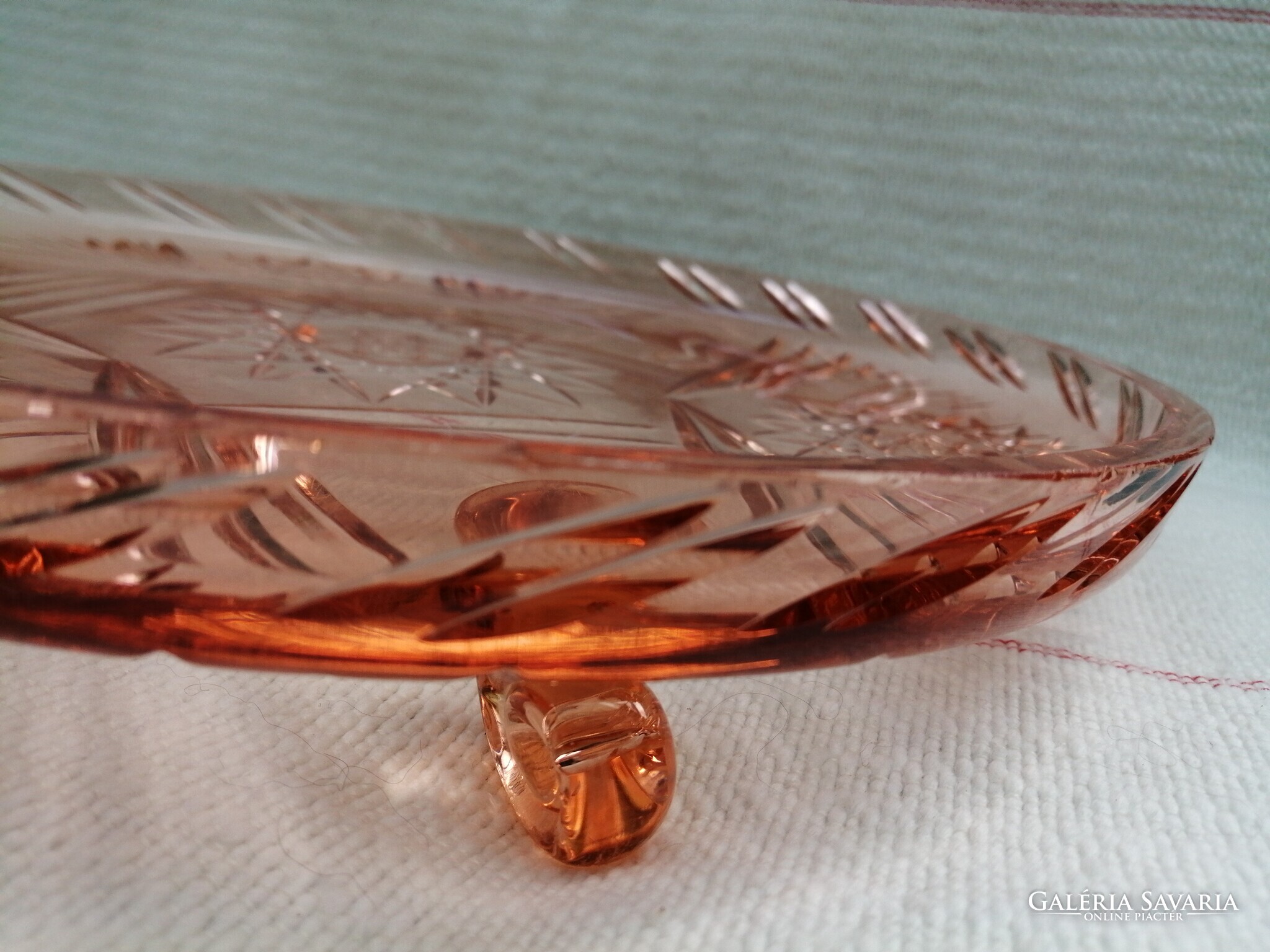 Lazac színű, 3 kis lábon álló asztali, kerek, üveg tál. Kínáló ...