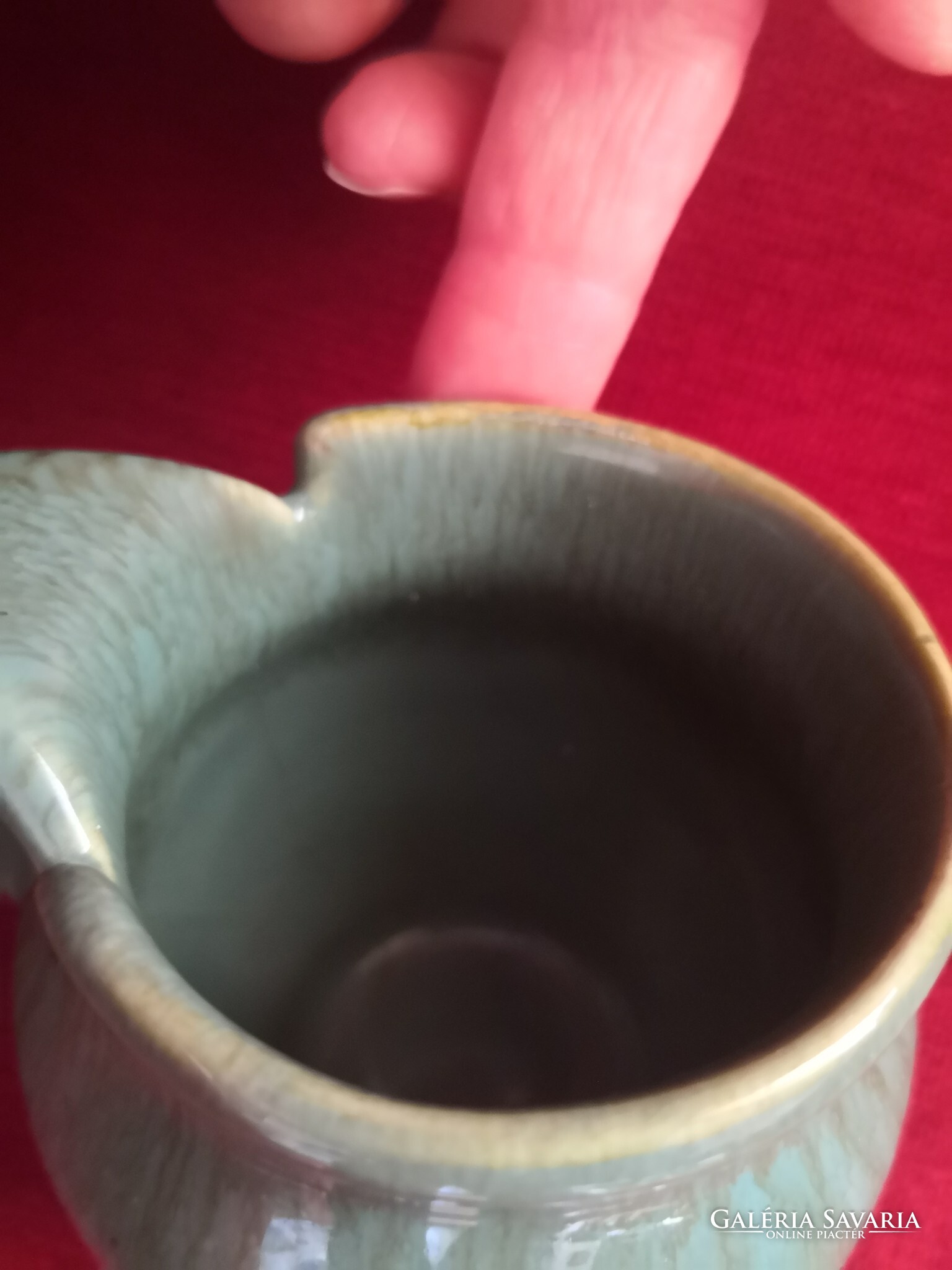 Gorka Géza folyatott mázas, vágott fülű csupor, Zsolnay korszak: 1946 ...