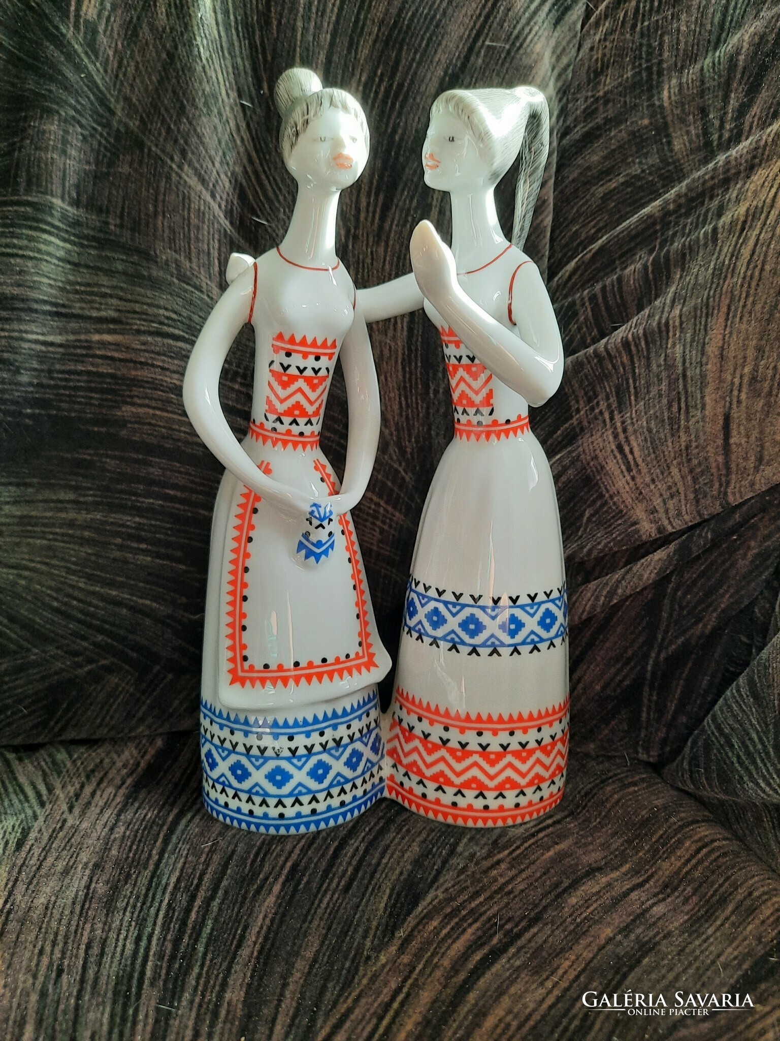 Hollóházi porcelán Pletykáló lányok - Porcelán | Galéria Savaria online ...