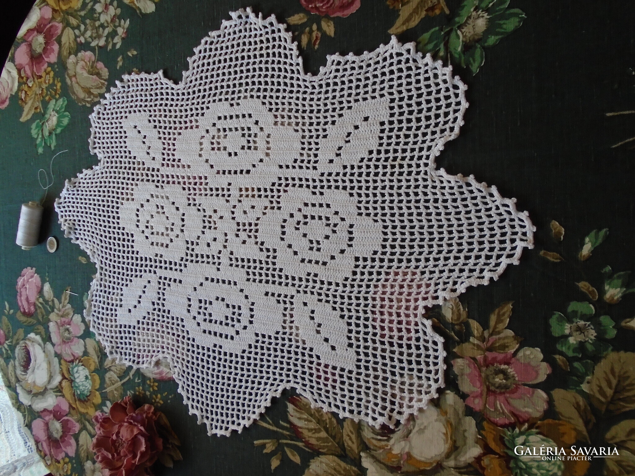66 x 51 cm-es csodálatos, horgolt, rózsás terítő, asztalközép ...