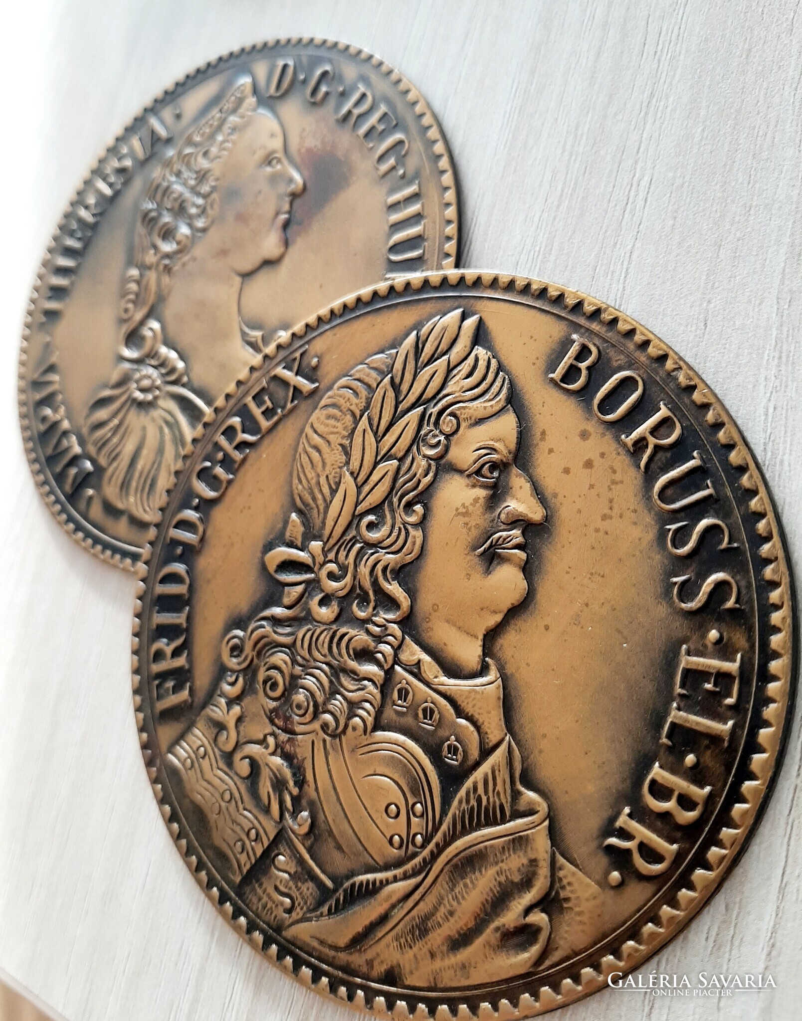 Maria Theresia arany ducat és Frid . D . G . Rex érméje emlék réz plaketten párban 8 cm ...