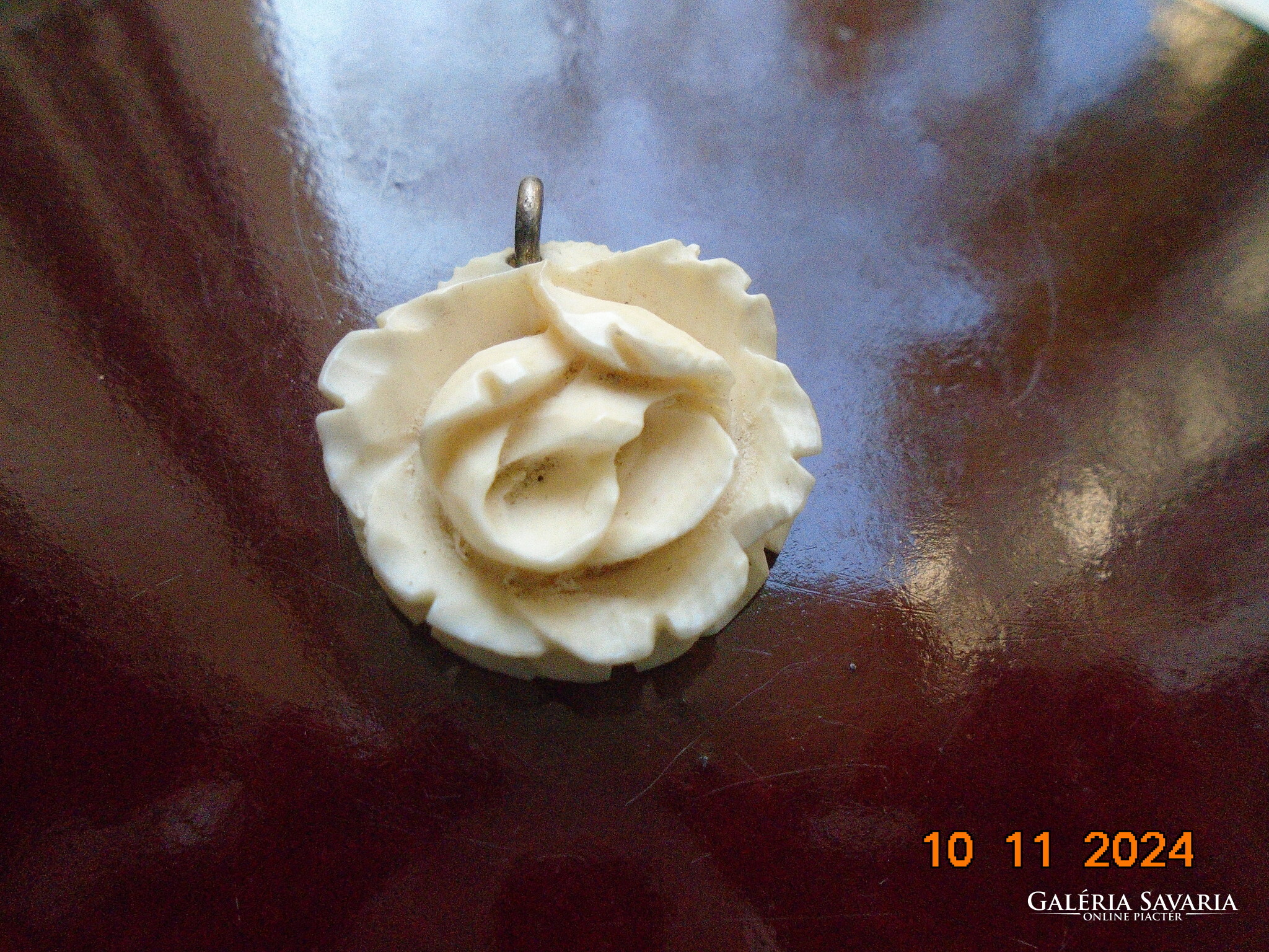 Vintage Yves Rocher stílusban fehér rózsa kézzel faragot celluloid ...