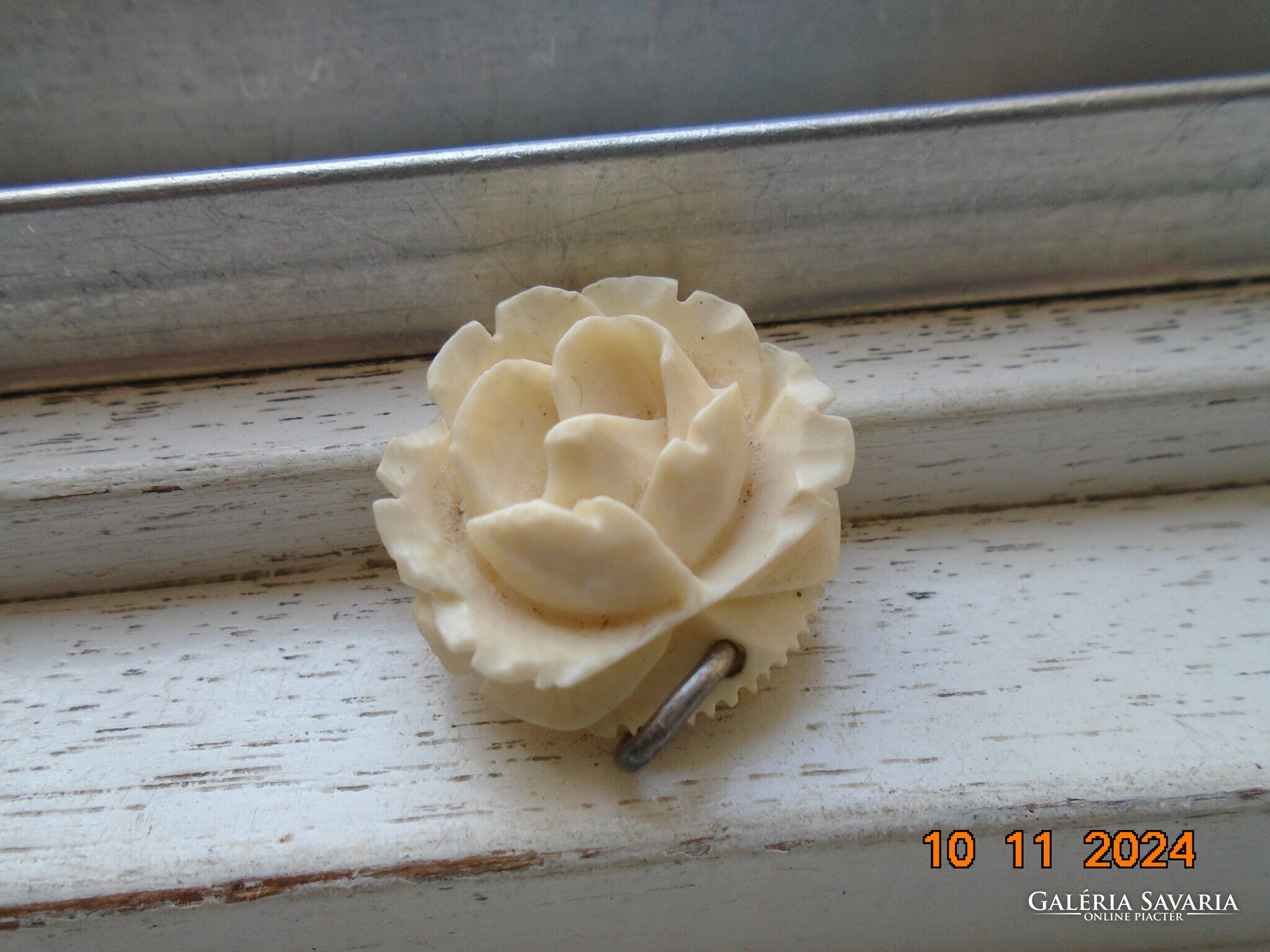 Vintage Yves Rocher stílusban fehér rózsa kézzel faragot celluloid ...
