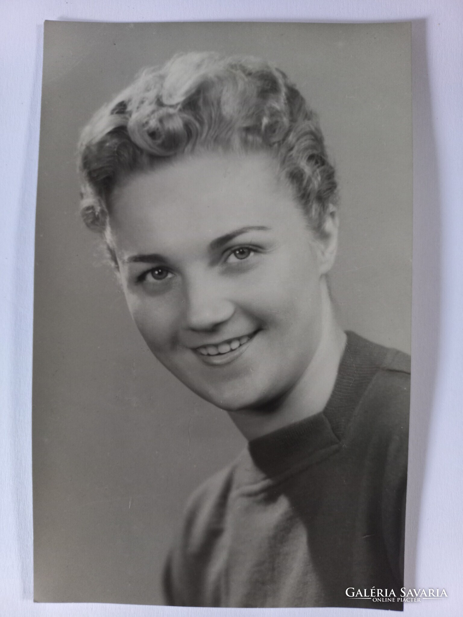 Régi fotó-képeslap fiatal hölgy portréja Hável fotószalon pecséttel ...