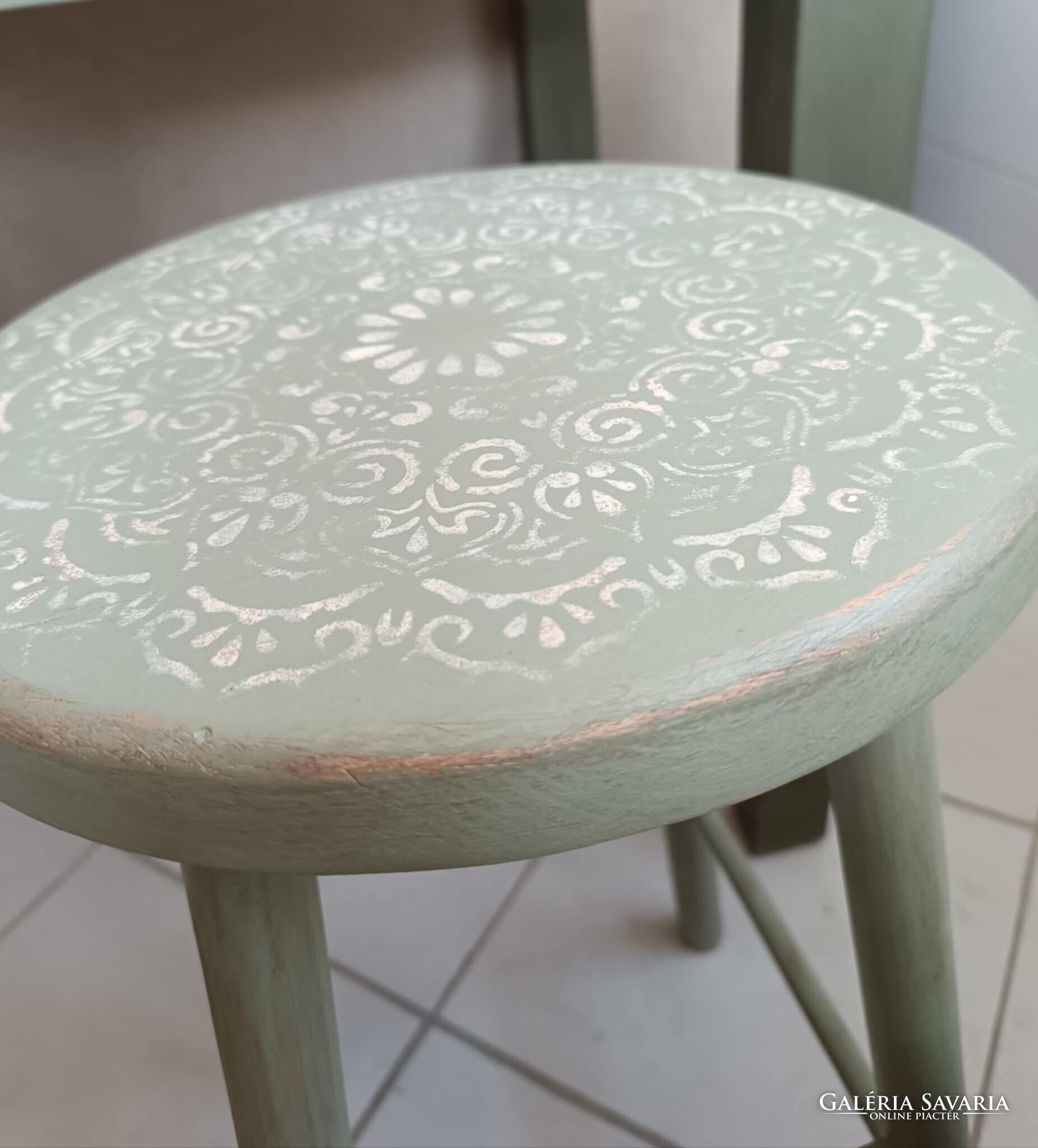 Újjászületett népi bútor, gyúró deszkás asztal, láda, hokedli, szék és ...