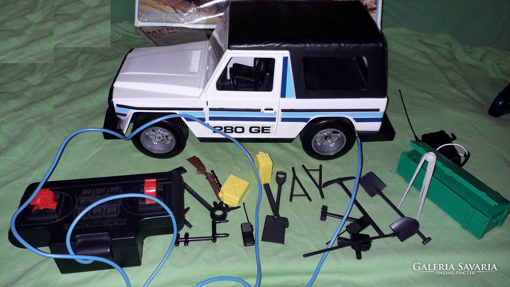 Régi JUGOSZLÁV MECHANOTECHNIKA MERCEDES 280 GE drótos távos játékautó ...