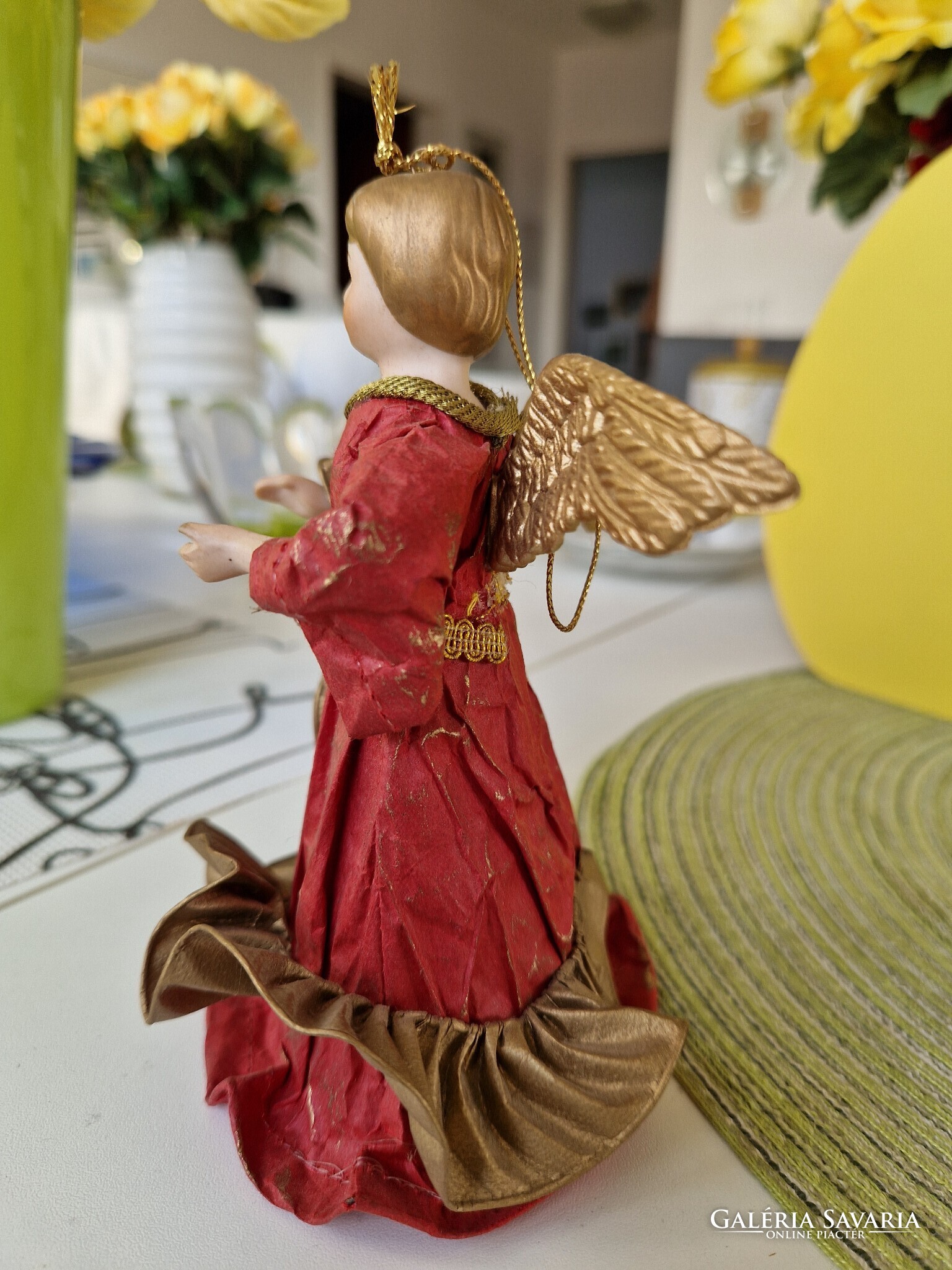 Angyalka kerámia fejjel, kézzel, szárnnyal, a ruhája keményített papír ...