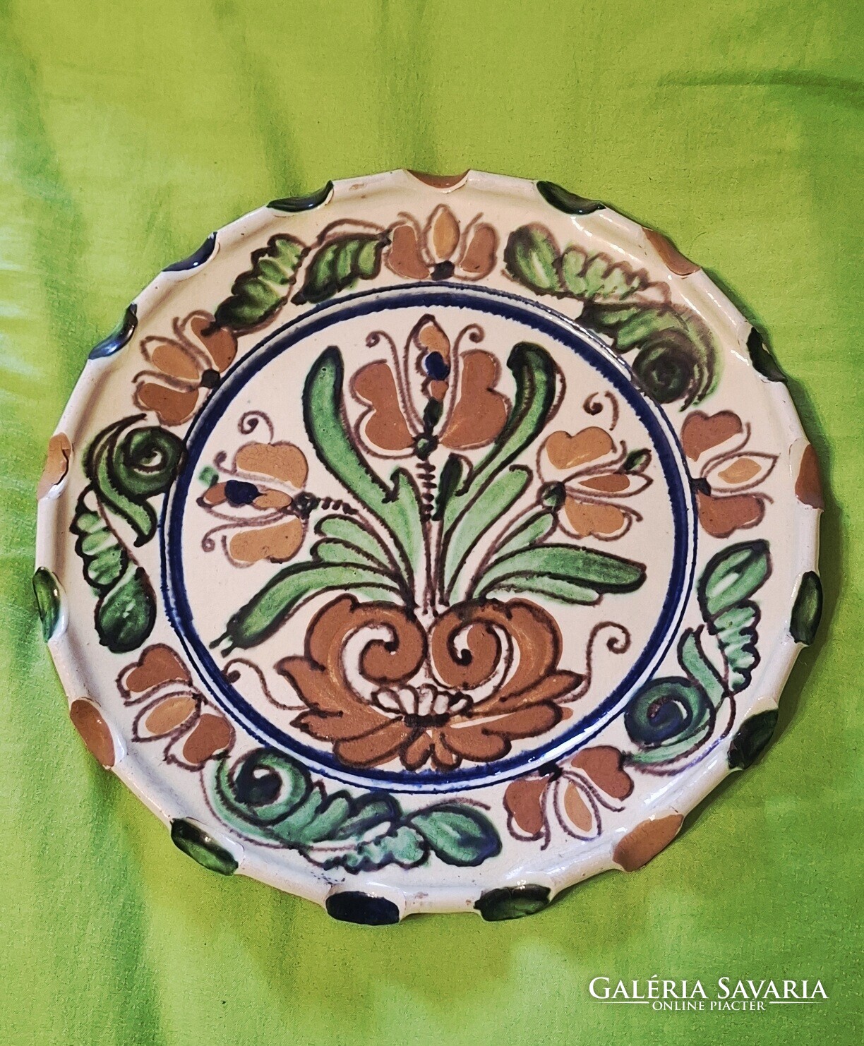Jelzett korondi kerámia fali tányér, nagy méretű, 26 cm átmérőjű, törés ...