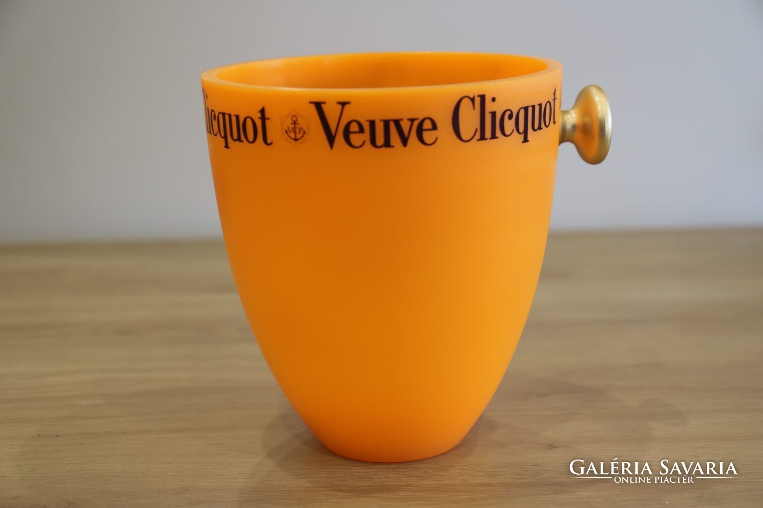 Veuve Clicquot Champagne sárga pezsgő hűtő aranyszínű fogantyúval ...