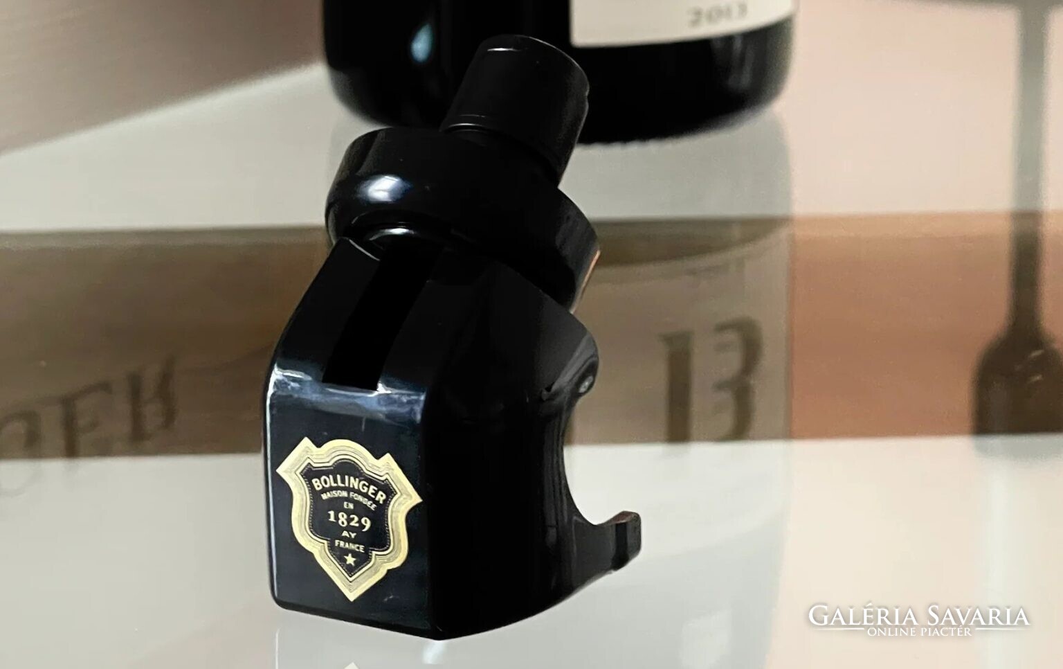 Champagne Bollinger fekete palackzár arany pajzs emblémával - Otthon ...