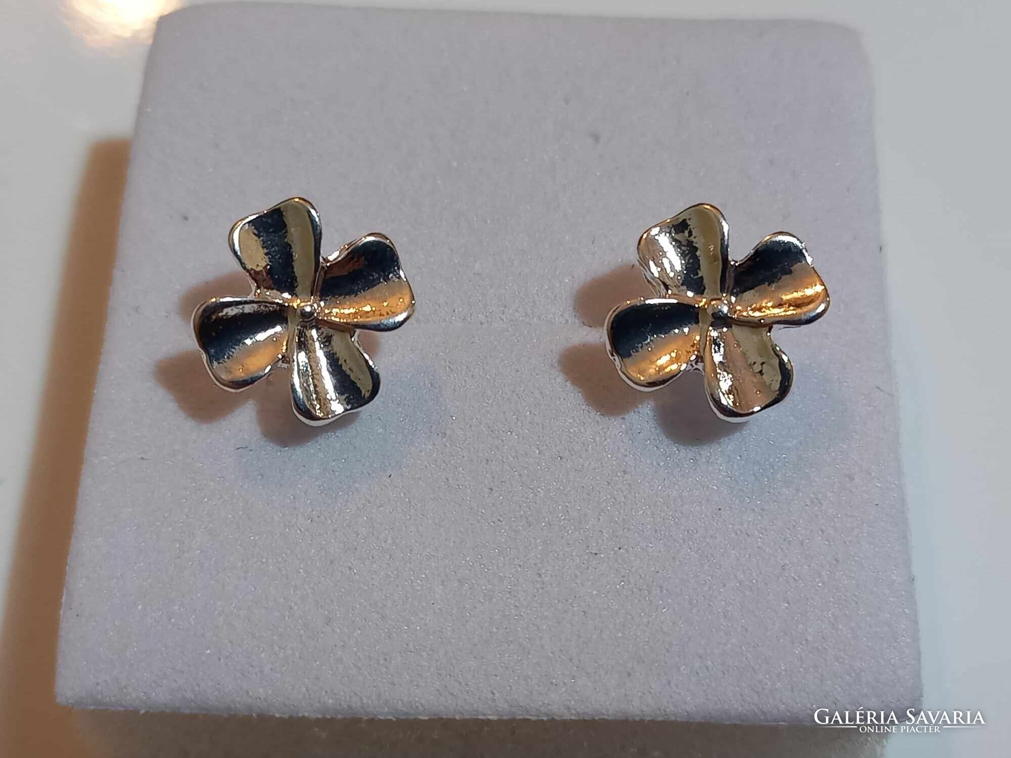 Négylevelű Lóhere Fülbevalló 316L Orvosi Nemesfém Ezüst Színű ...