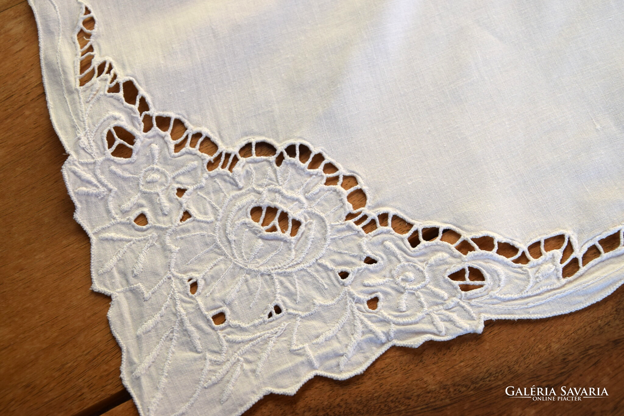 Régi hímzett riselt azsúros csipkés terítő asztalterítő asztalközép 85 ...