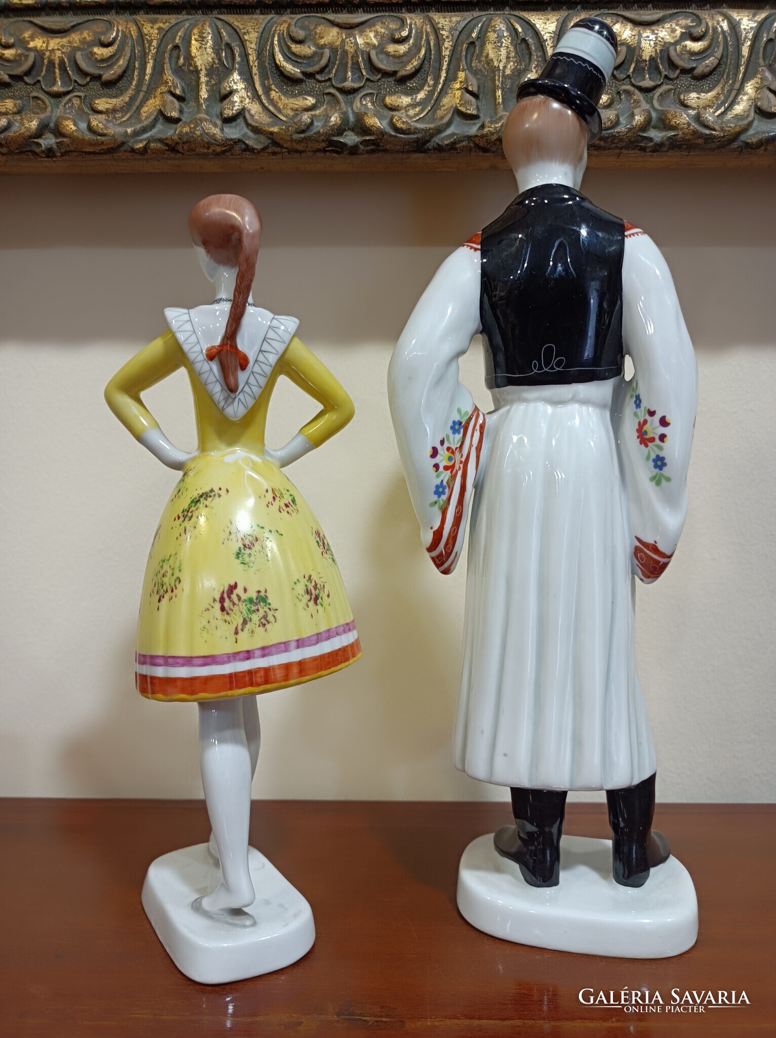 Hollóházi porcelán menyecske és betyár pár – népviseletes figurák.A ...