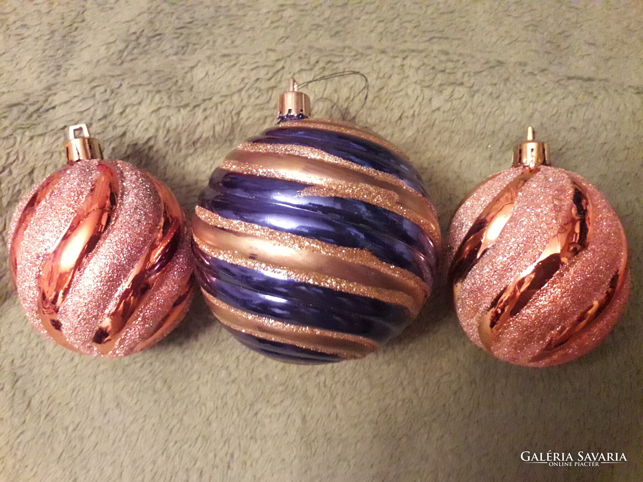 Karácsonyfa díszek gyűjtőknek: 3 db. arany /királyék gömbök 8 egyben ...