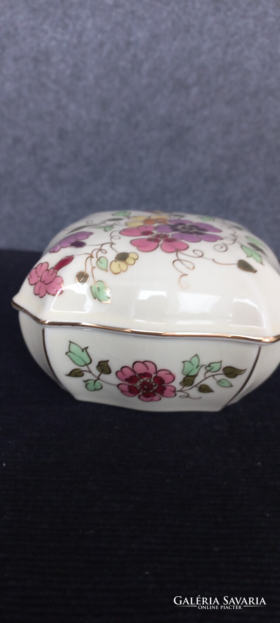 Zsolnay pillangós nagy méretű bonbonier hariszos vajszínű alapmázzal ...